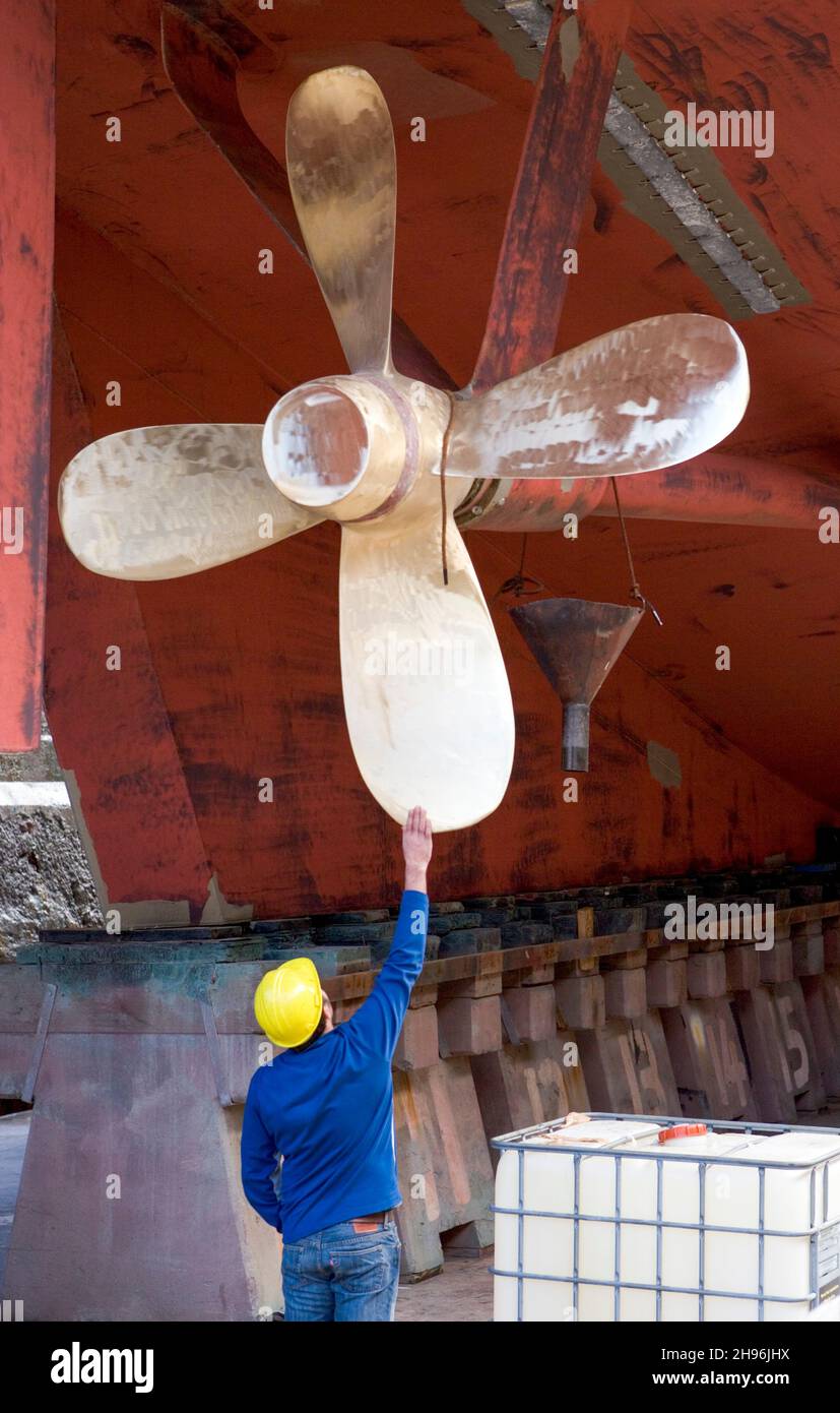 Inspecting the propeller of HMNZS Resolution in dry dock at the ...