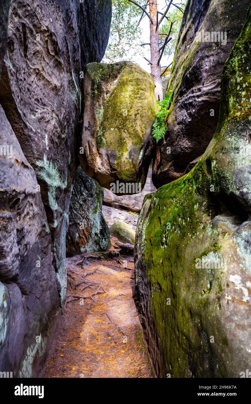 Stuck sandstone boulder above narrow pass Stock Photo - Alamy