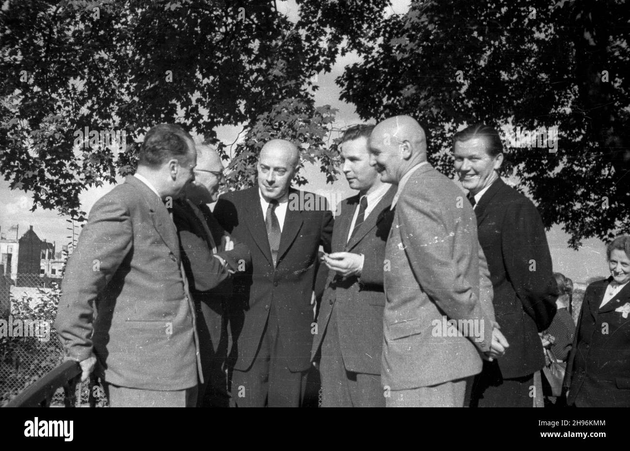 Warszawa, 1947-08-28. Wizyta w³oskich socjalistów. Nz. spotkanie z ...