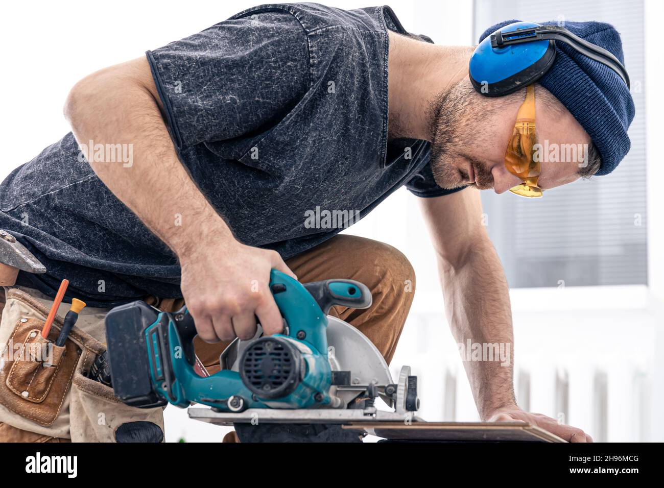 Circular Saw, carpenter using a circular saw for wood Stock Photo - Alamy
