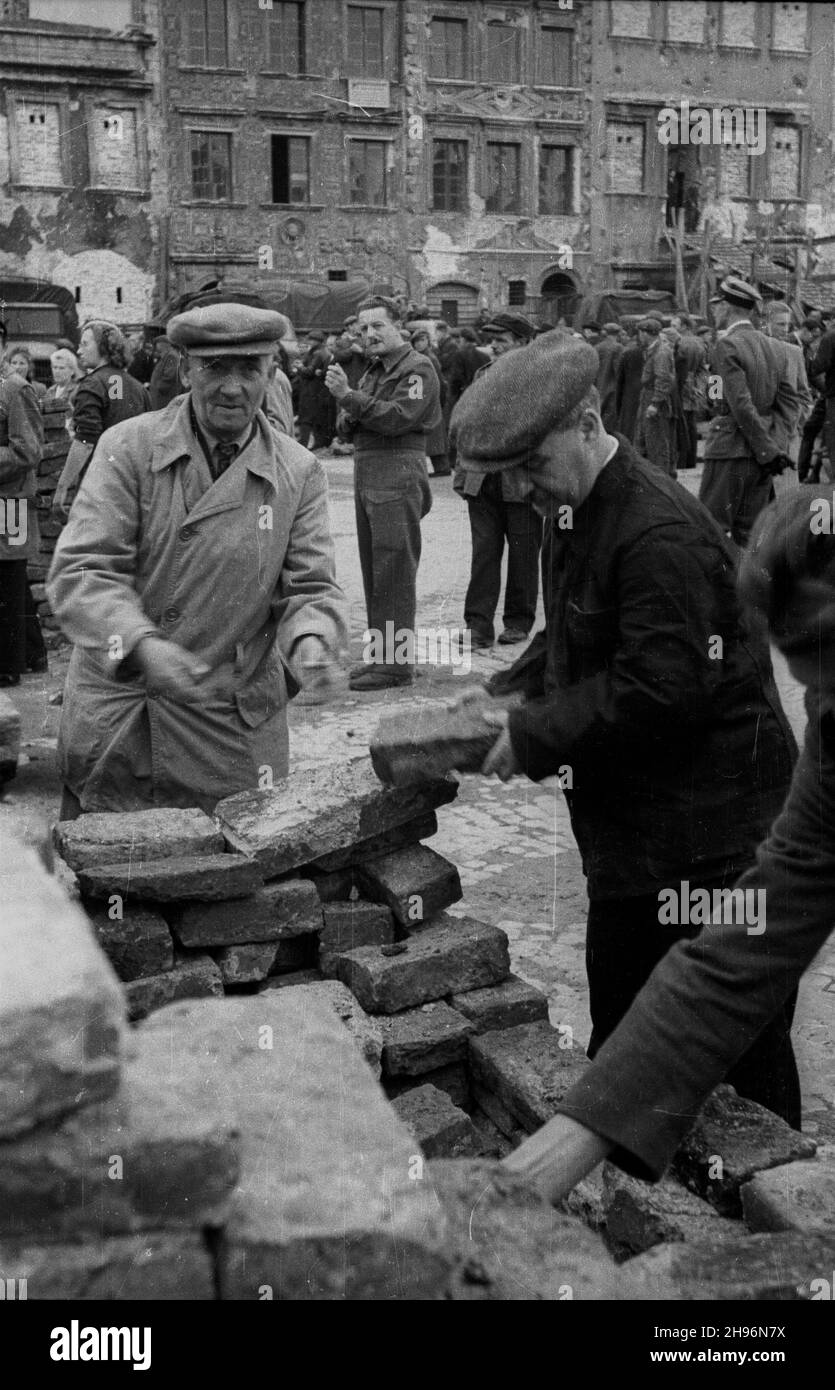 Old town warsaw reconstruction Black and White Stock Photos & Images ...