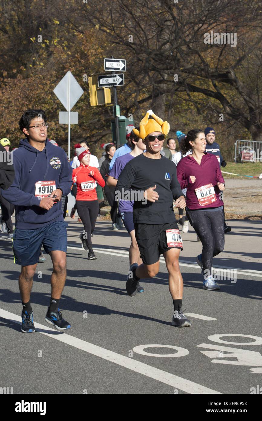 Thanksgiving turkey in hat running hi-res stock photography and images ...