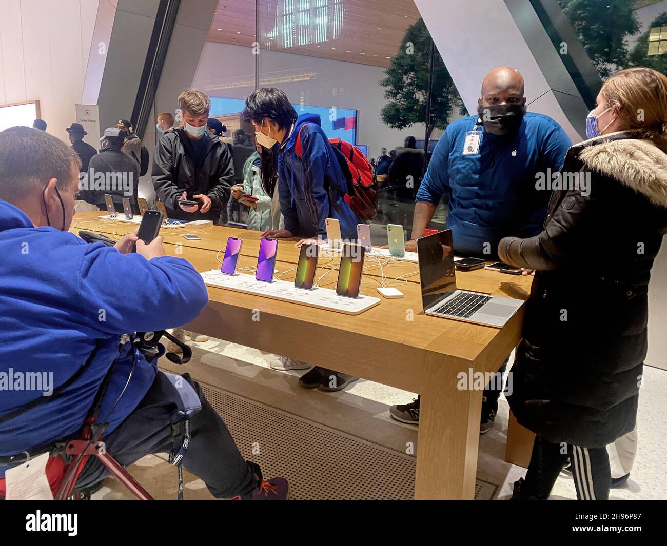 Apple showroom hi-res stock photography and images - Alamy