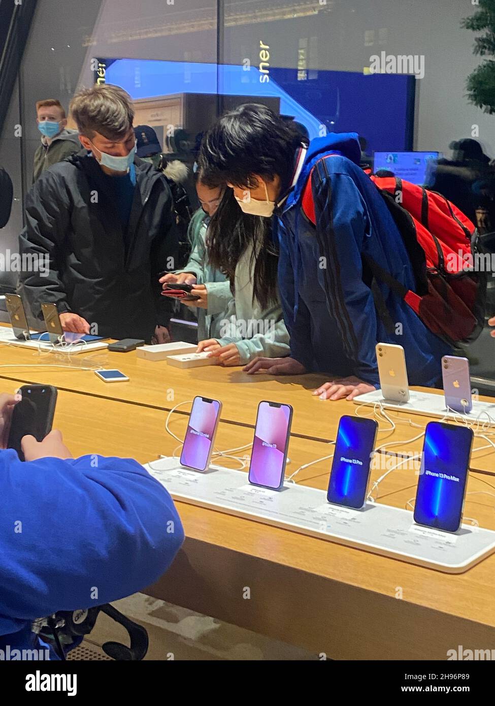 Apple showroom hi-res stock photography and images - Alamy