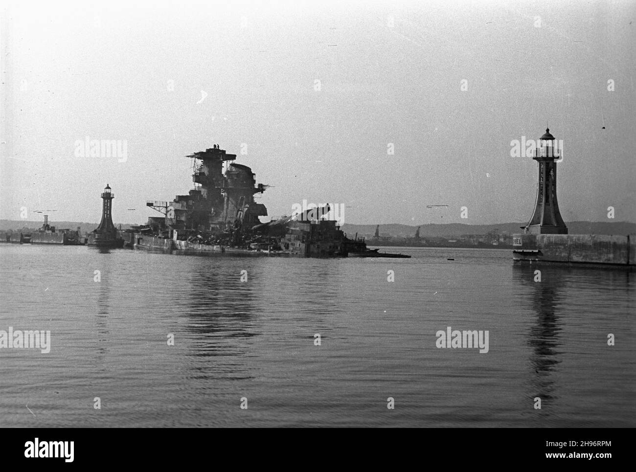 Gdynia, 1947-09. Port Gdynia. Nz. wrak pancernika niemieckiego ...