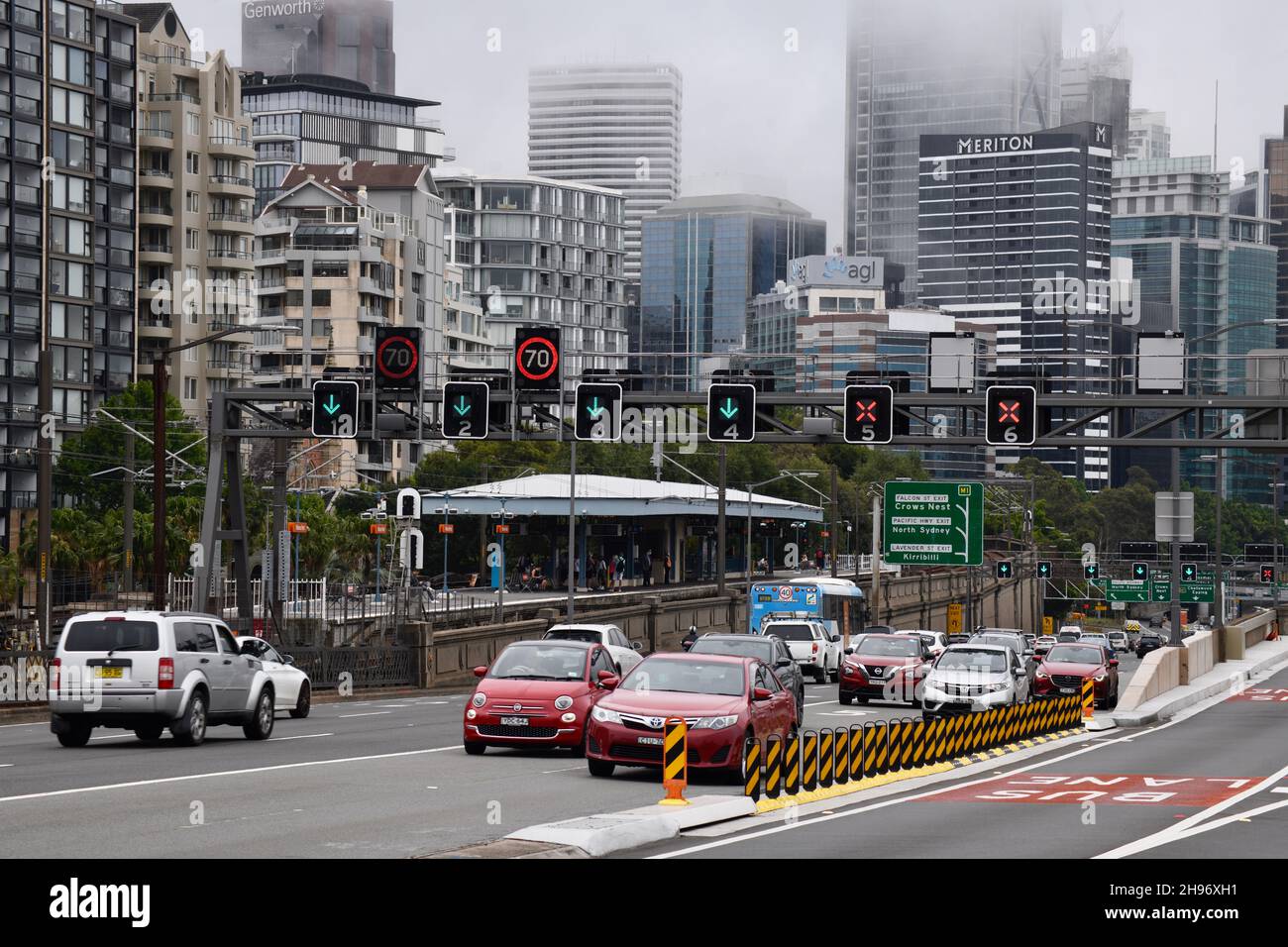 Traffic leaving North Sydney and approaching the Sydney Harbor Bridge ...