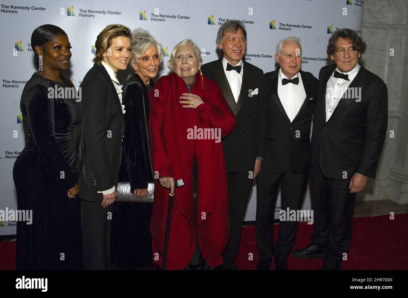 Singer-songwriter Joni Mitchell, center and her family and friends ...