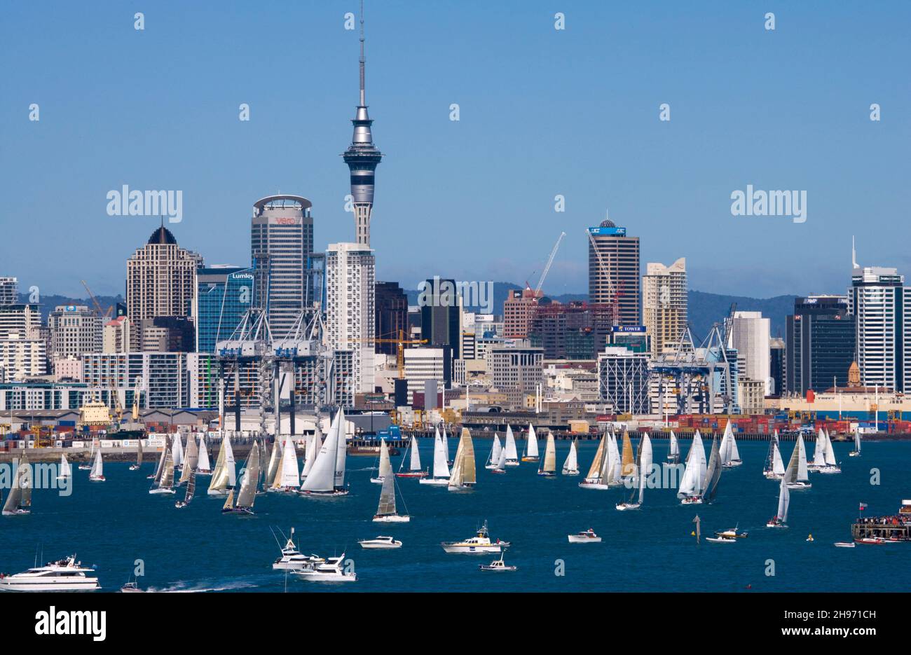 Yachts depart from Waitemata Harbour at the start of the 2007 HSBC ...