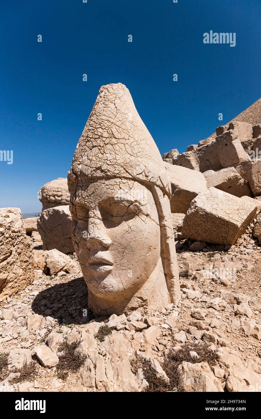 Mount Nemrut, Nemrut Dagi, head of god Apollo at west terrace ...