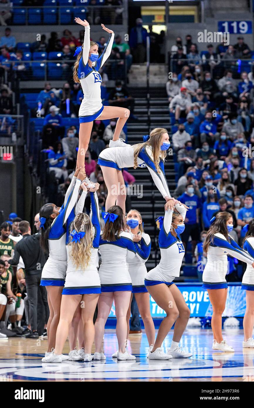 Saint louis university cheerleaders hi-res stock photography and images ...
