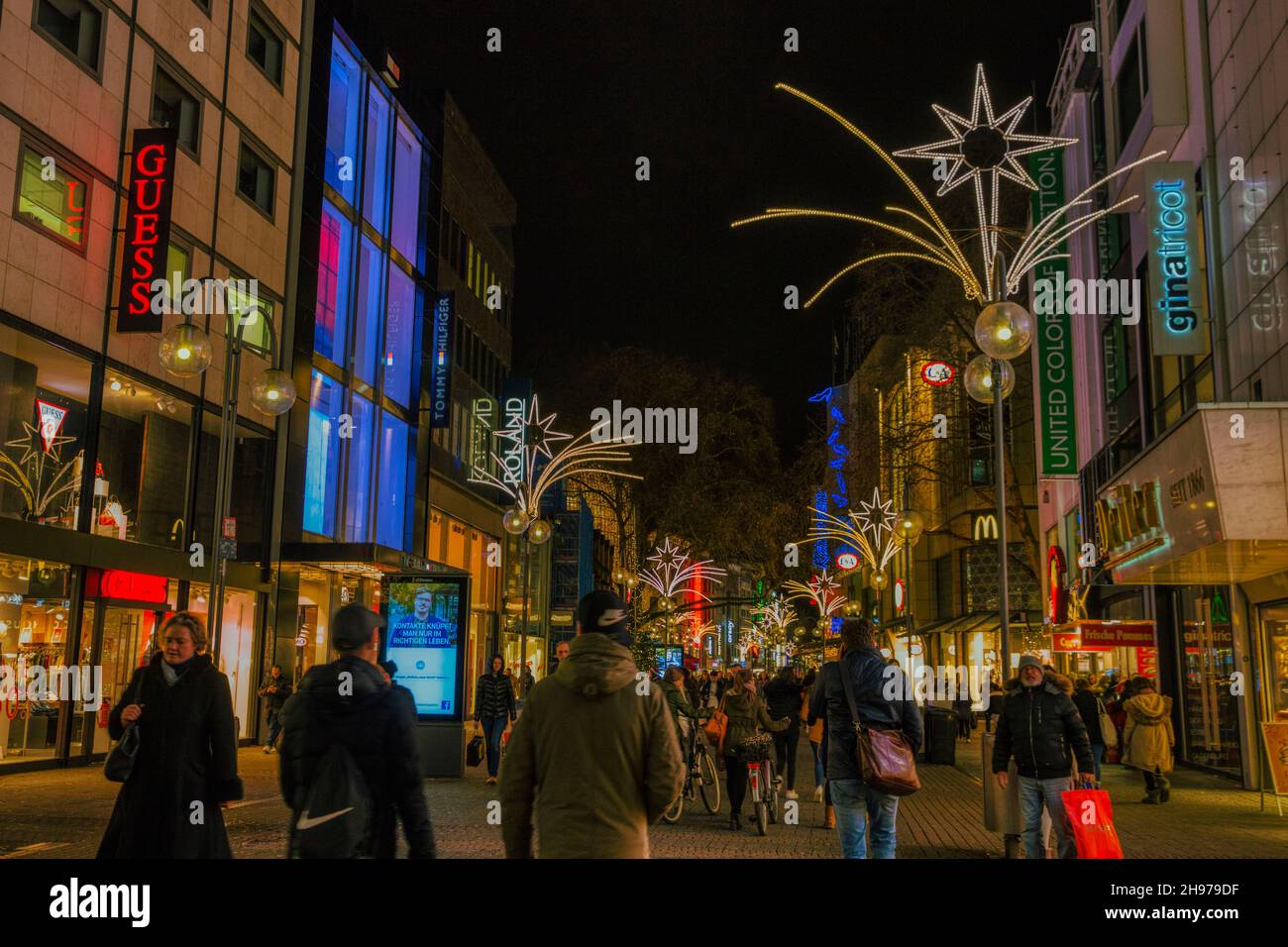 Night view of Schildergasse shopping street in central Cologne, Germany ...
