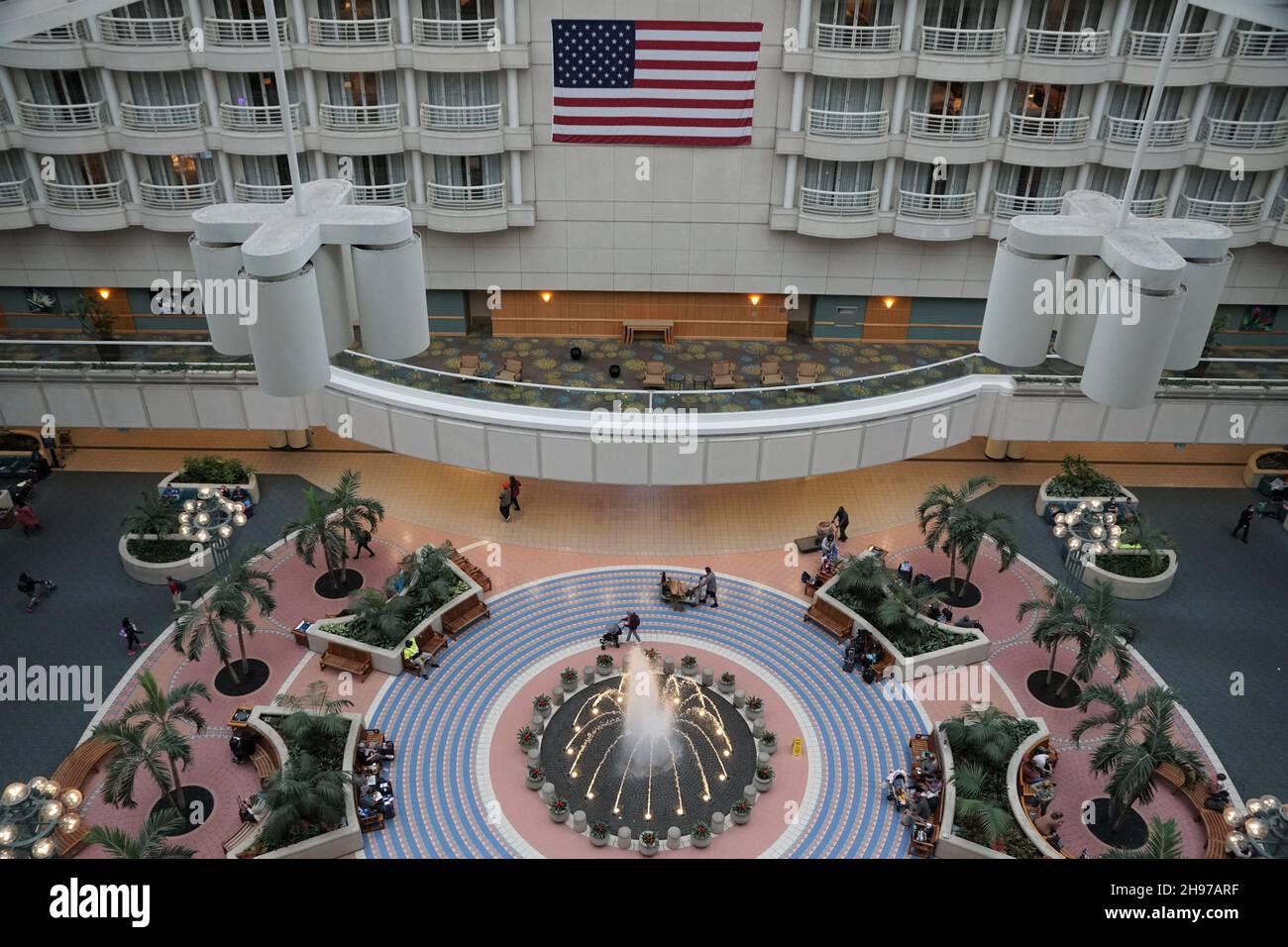 Airport water fountain hi-res stock photography and images - Alamy