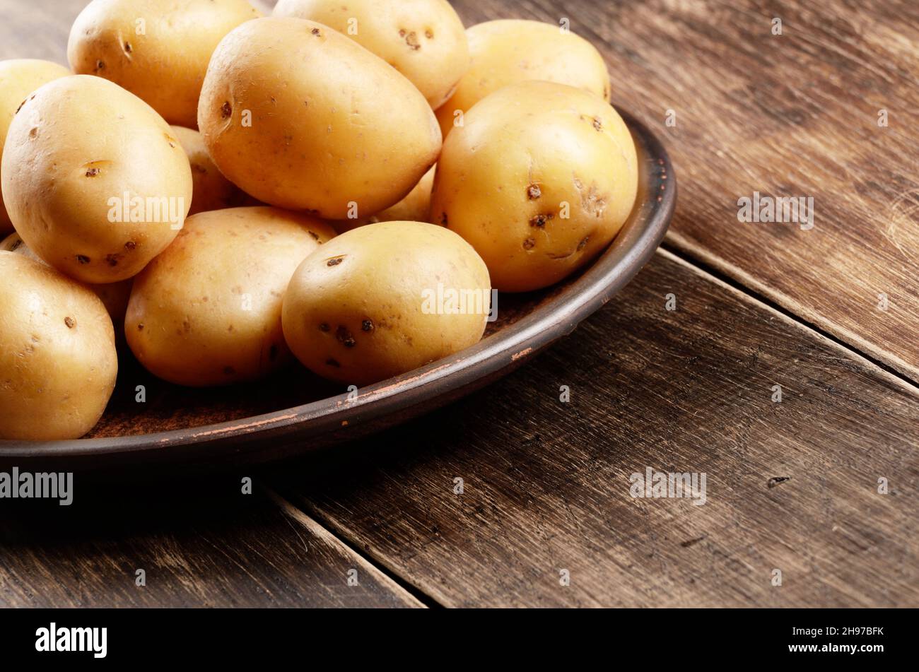 Raw clay plate hi-res stock photography and images - Alamy