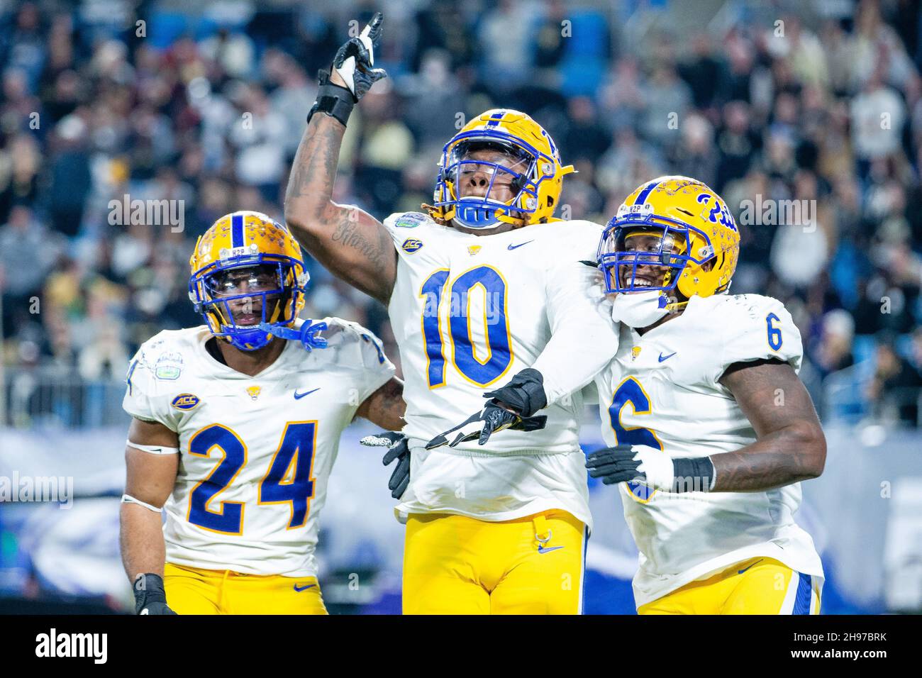 Charlotte, NC, USA. 4th Dec, 2021. Pittsburgh Panthers defensive ...