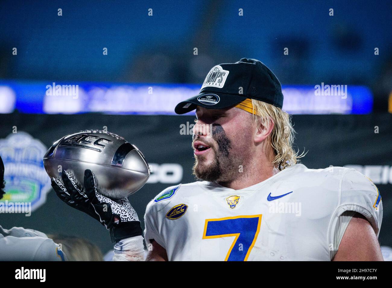 Charlotte, NC, USA. 5th Dec, 2021. Pittsburgh Panthers tight end Lucas ...