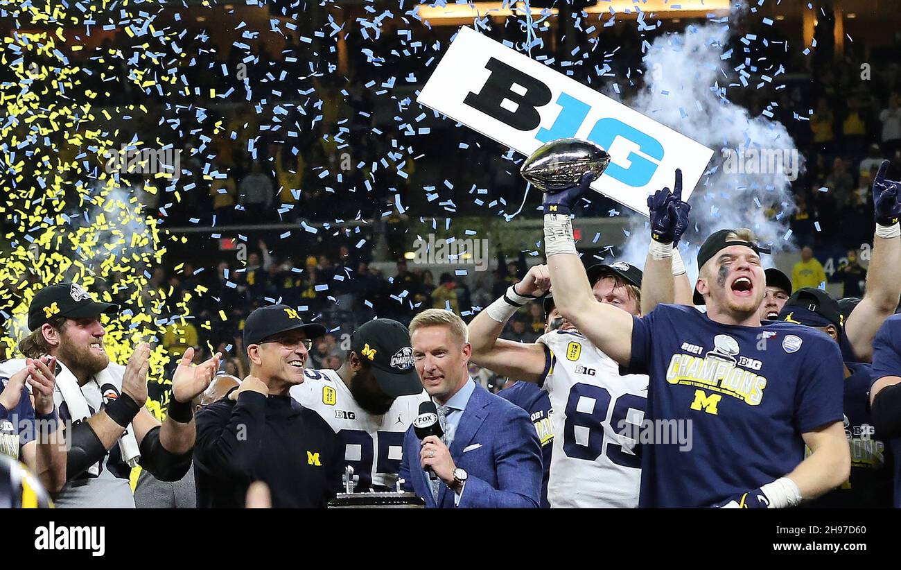Big ten trophy hi-res stock photography and images - Alamy