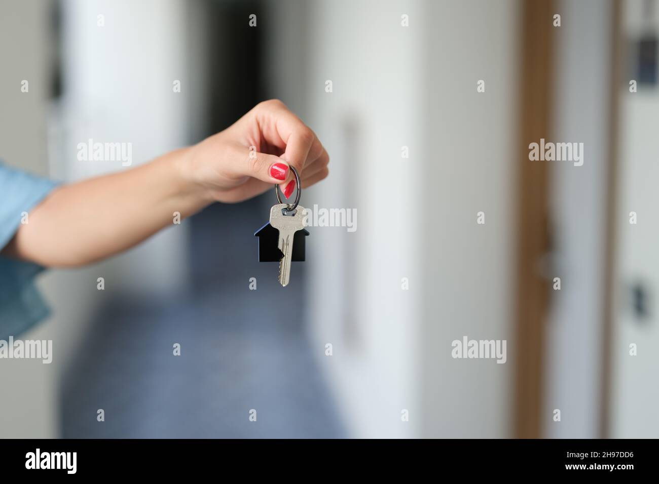 Hands holding house keys on hi-res stock photography and images - Alamy