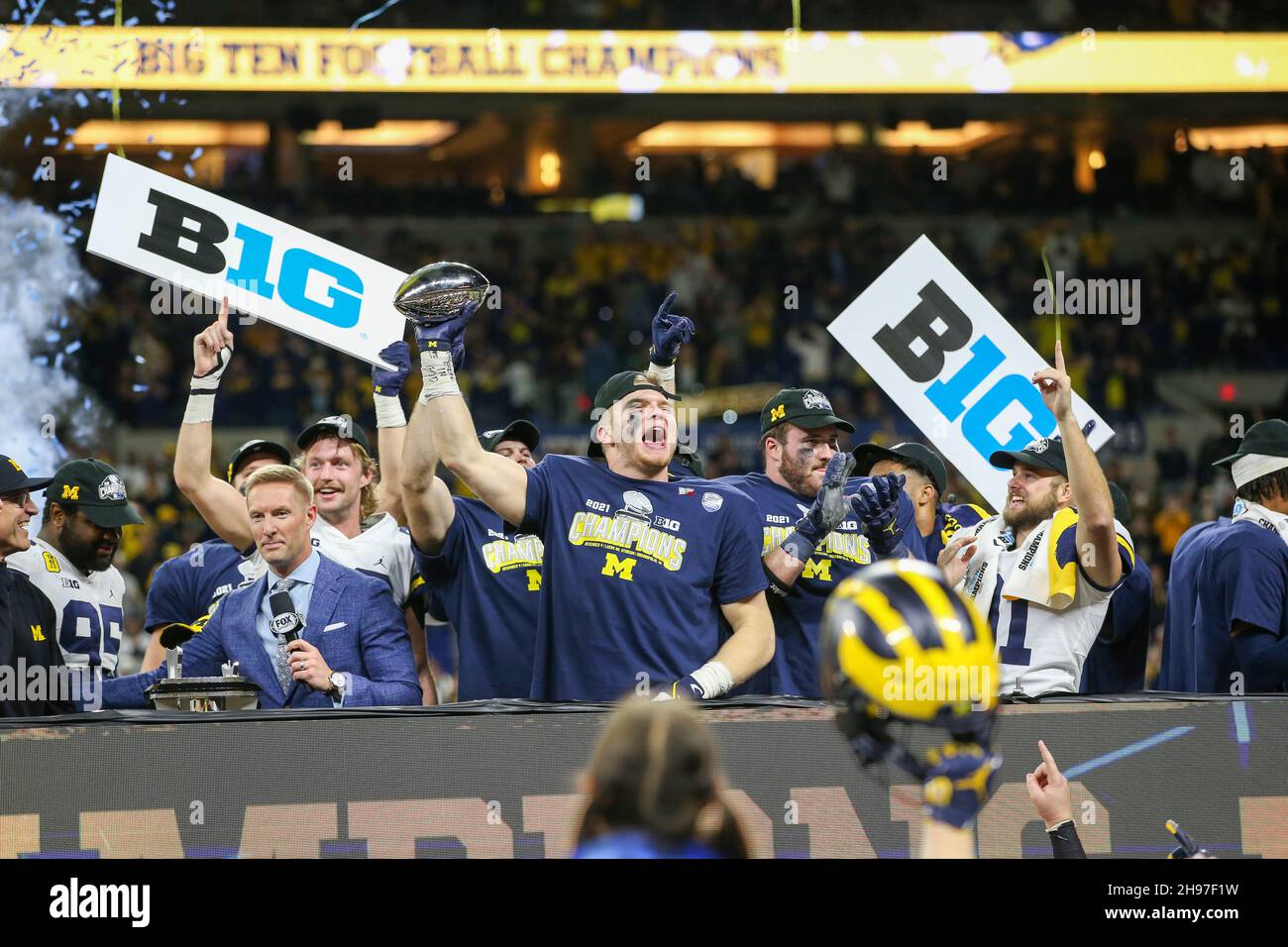 Big ten trophy hi-res stock photography and images - Alamy
