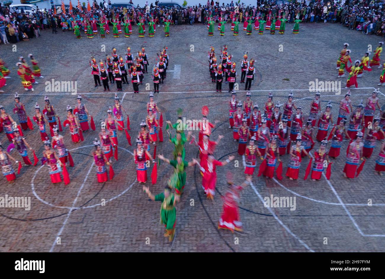 Participants perform Colossal dance during the ceremony.Wakatobi Wave ...