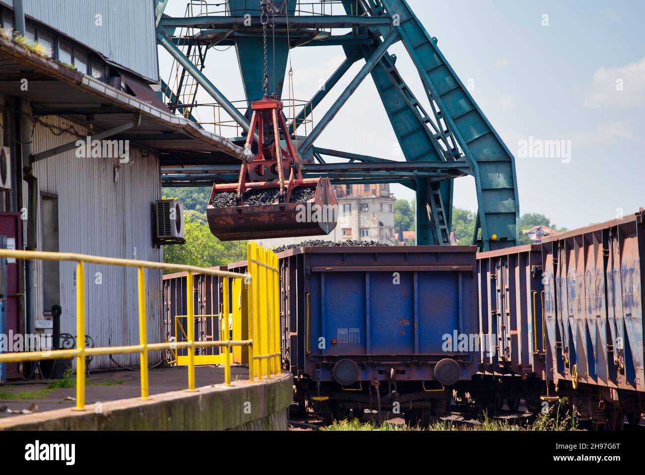 River barge train dock hi-res stock photography and images - Alamy