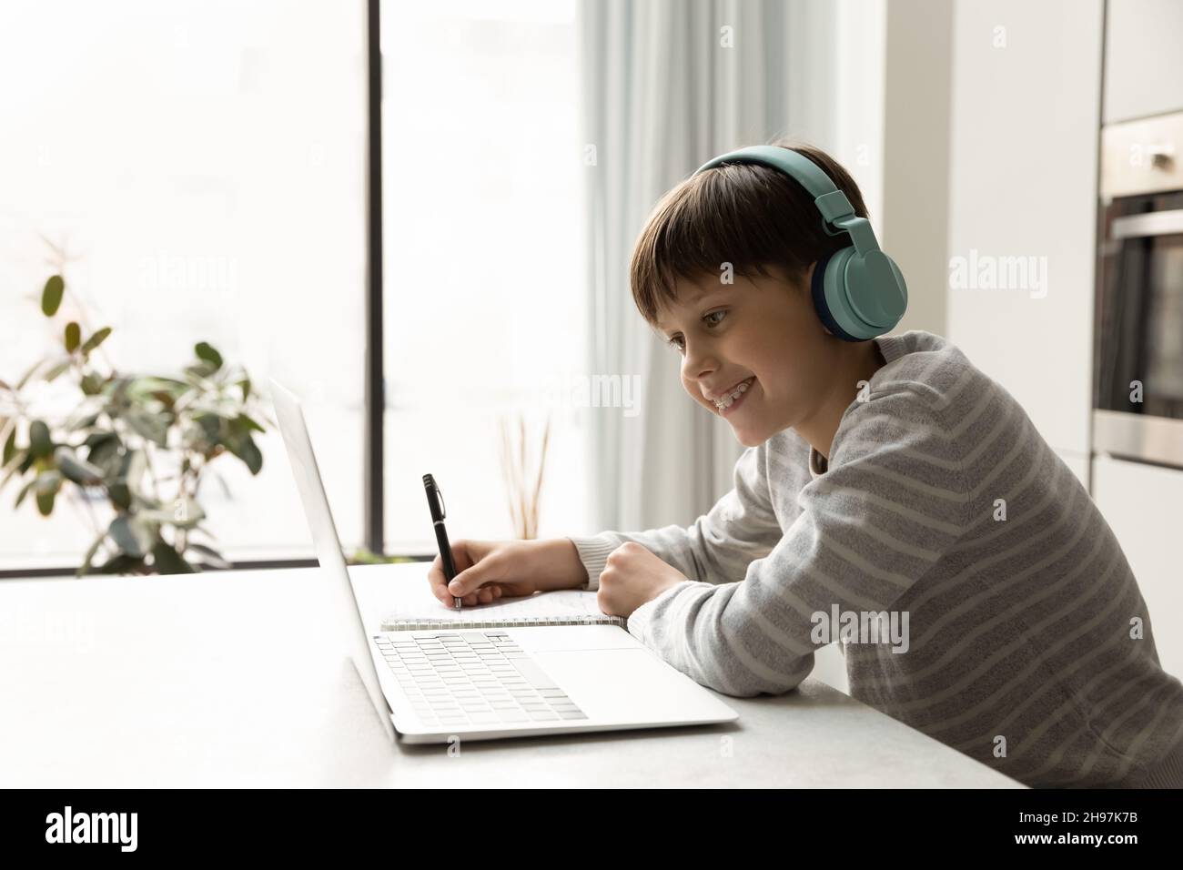 Teen boy computer teacher hi-res stock photography and images - Alamy