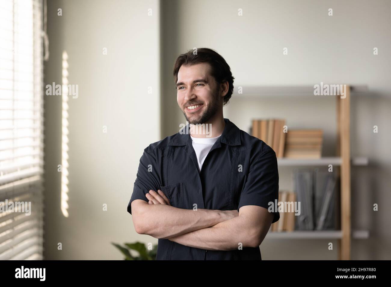 Folded arms business person hi-res stock photography and images - Alamy