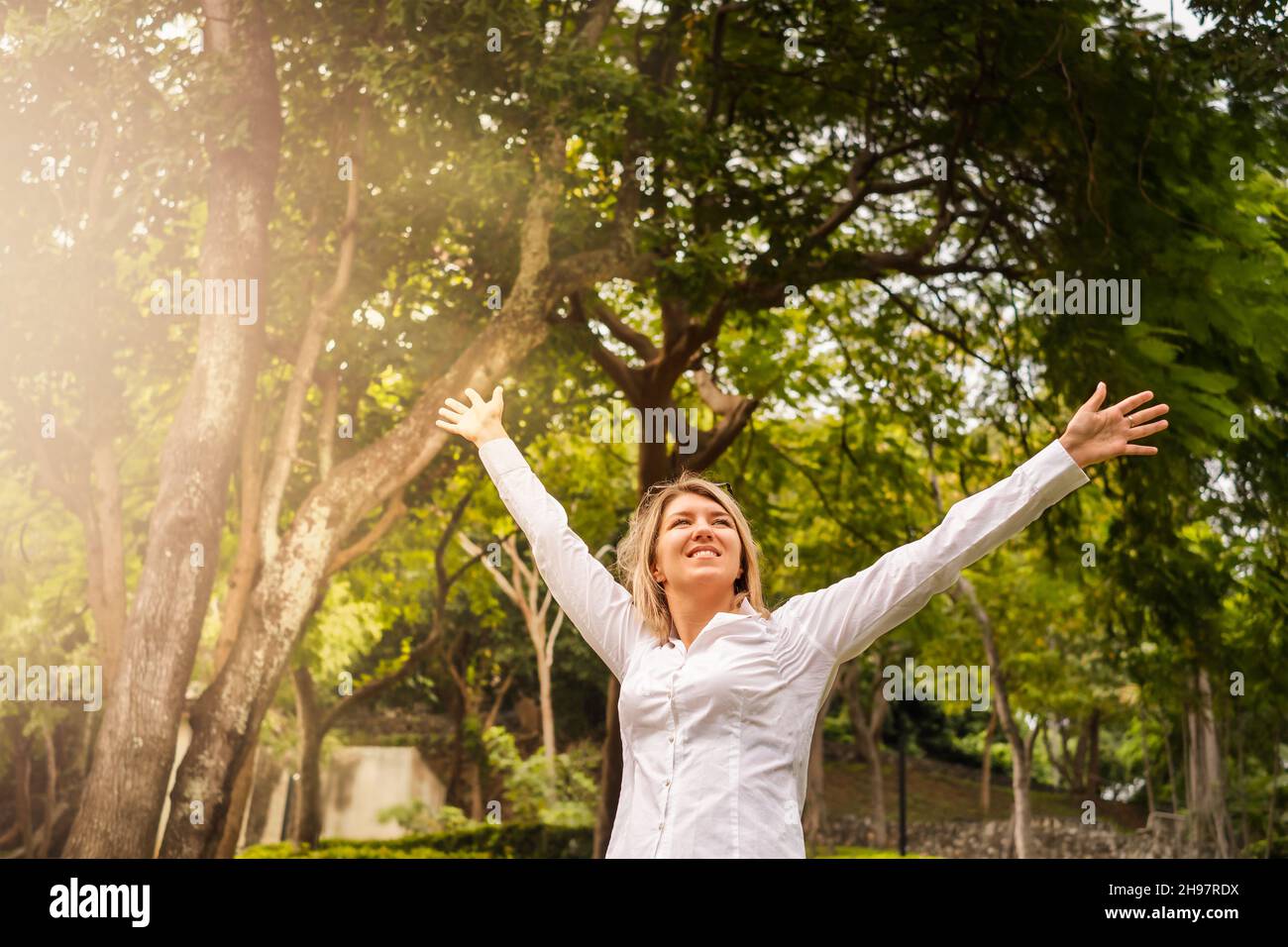 Open arms woman hi-res stock photography and images - Alamy