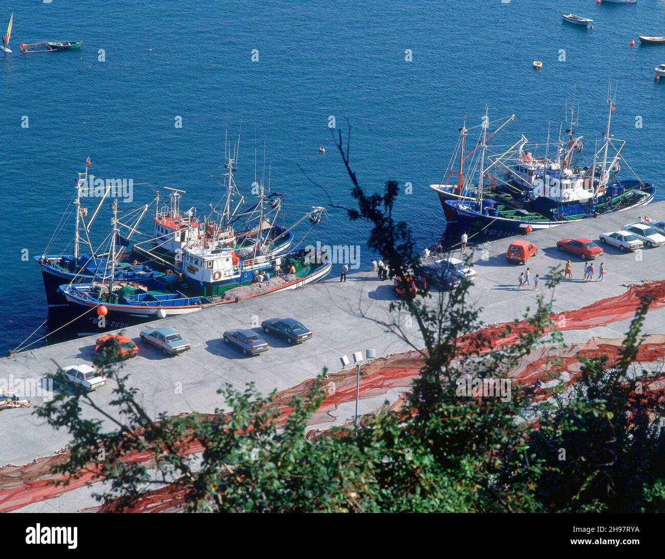 PUERTO CON BARCOS PESQUEROS ANCLADOS. Location: EXTERIOR. FUENTERRABIA ...
