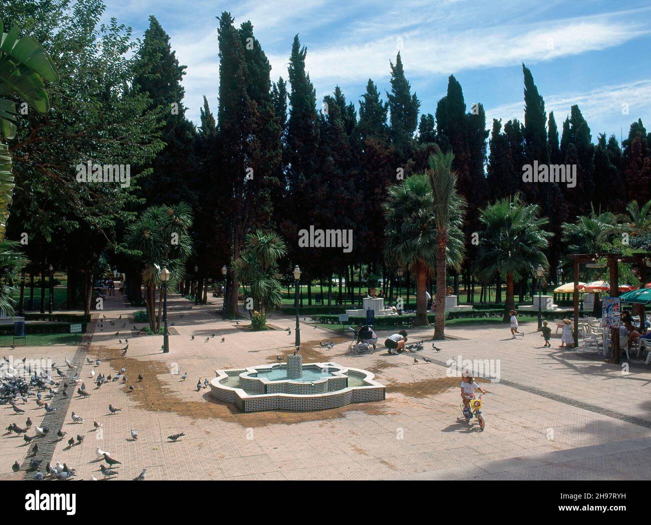 Parque con fuente hi-res stock photography and images - Alamy