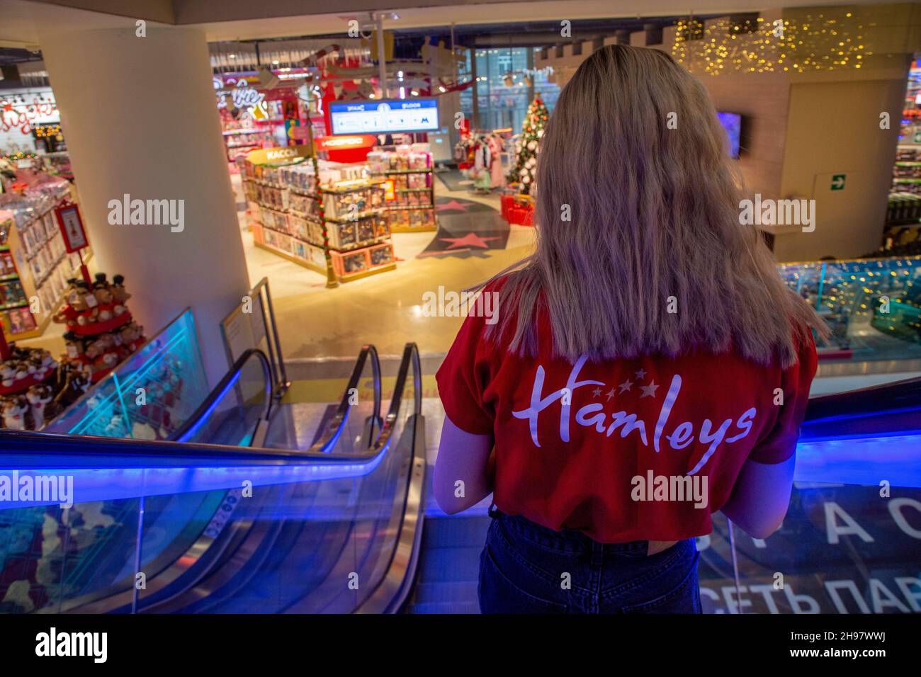 Moscow, Russia. 4th of December, 2021 An employee of the Hamleys ...