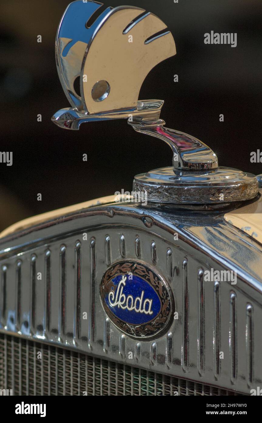 Car radiator mascot hi-res stock photography and images - Alamy