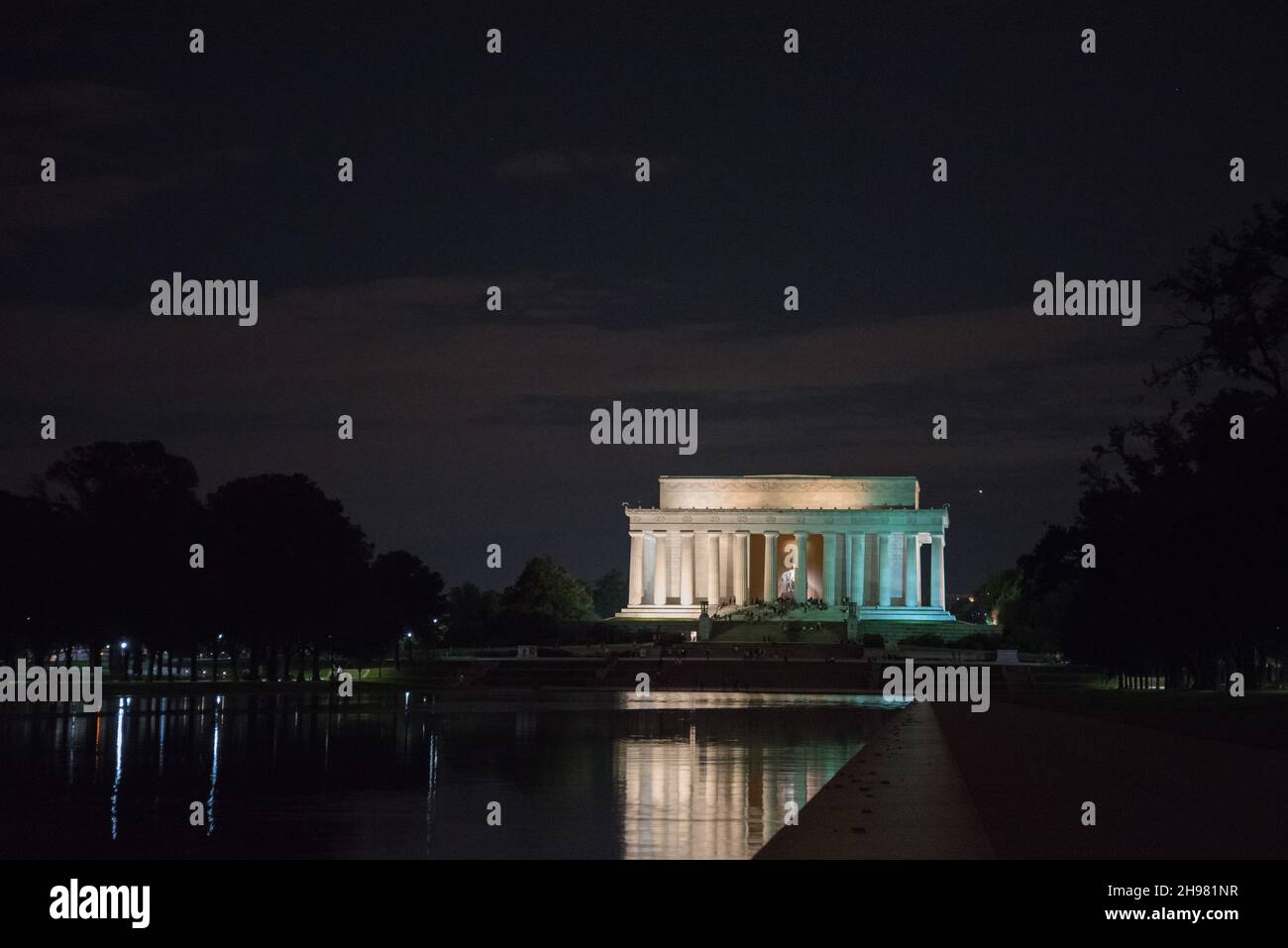 Abraham lincoln memorial night view hi-res stock photography and images ...