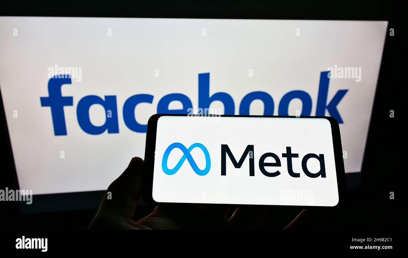 Facebook logo whatsapp logo hi-res stock photography and images - Alamy