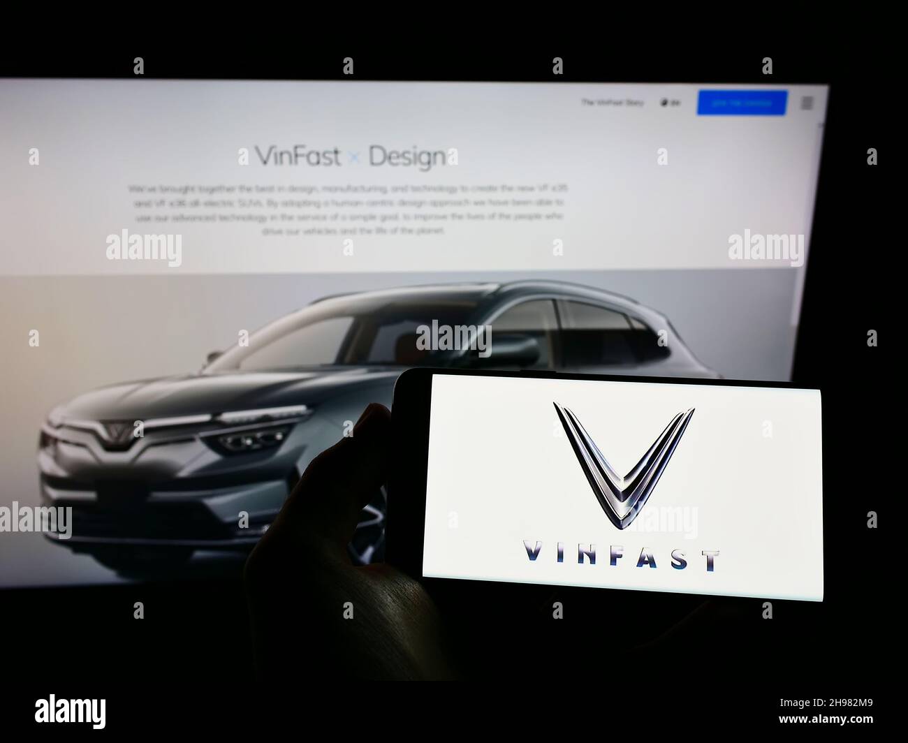 Person holding cellphone with logo of Vietnamese car manufacturer ...