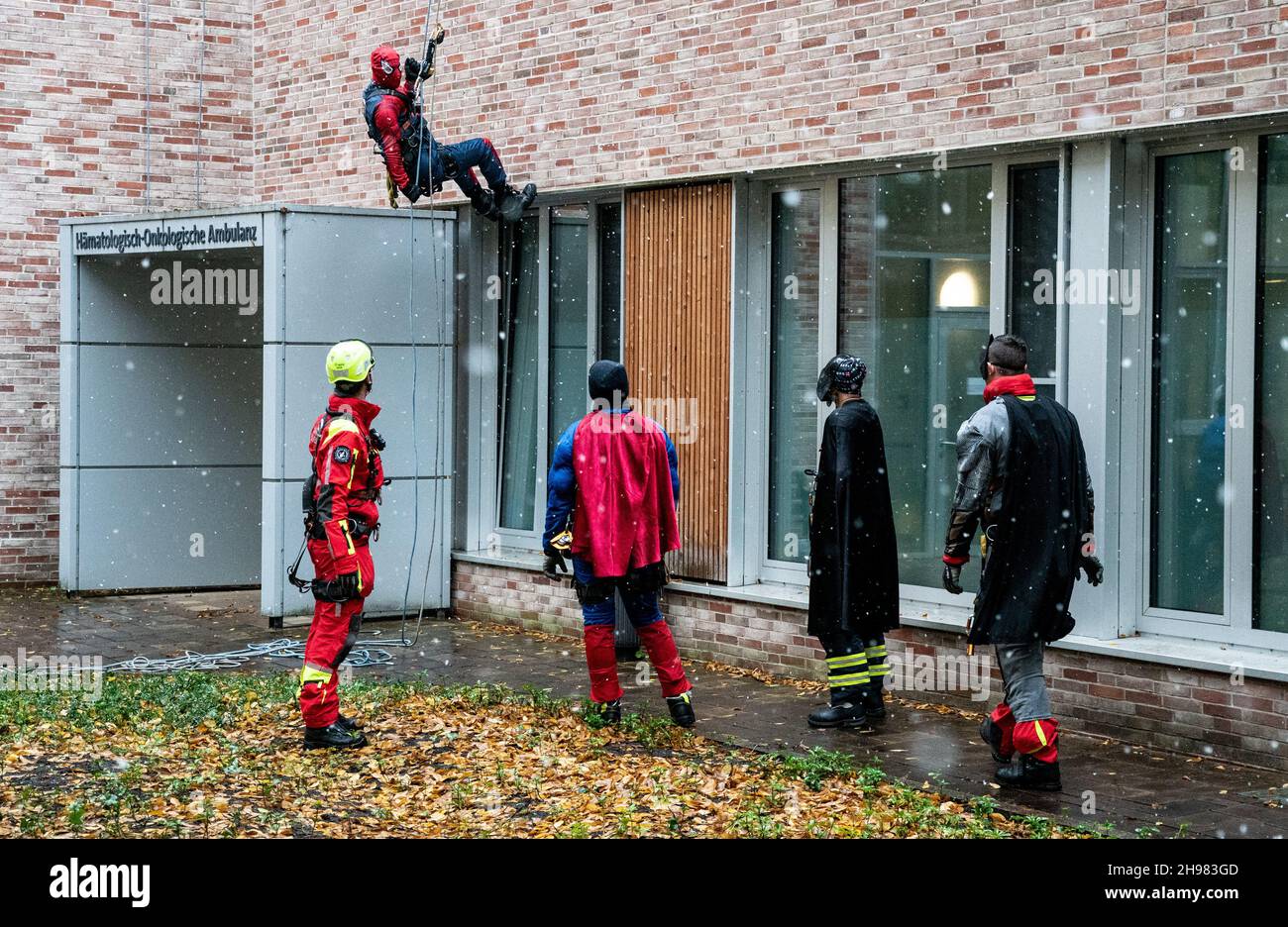 Hamburg, Germany. 05th Dec, 2021. A member of the fire brigade height ...