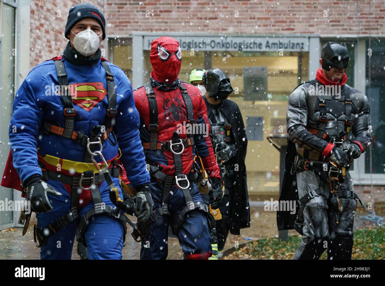 Hamburg, Germany. 05th Dec, 2021. The members of the fire brigade ...