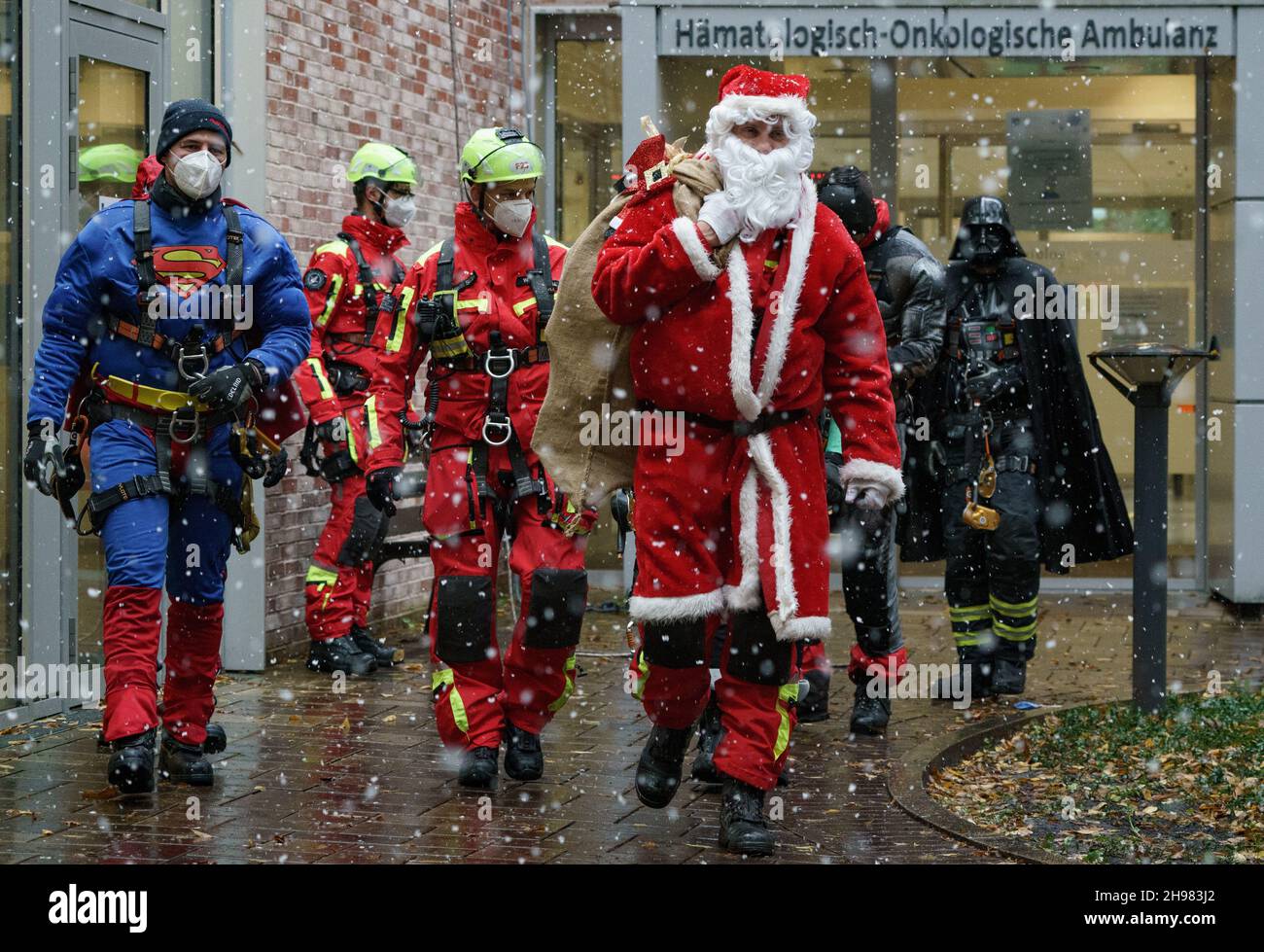 Hamburg, Germany. 05th Dec, 2021. The members of the fire brigade ...