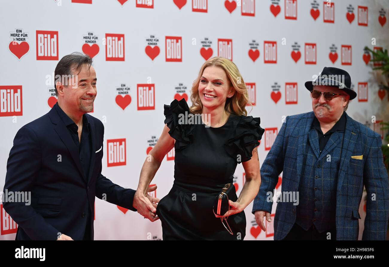 Berlin, Germany. 04th Dec, 2021. Actor Jan Josef Liefers (l-r), actress ...