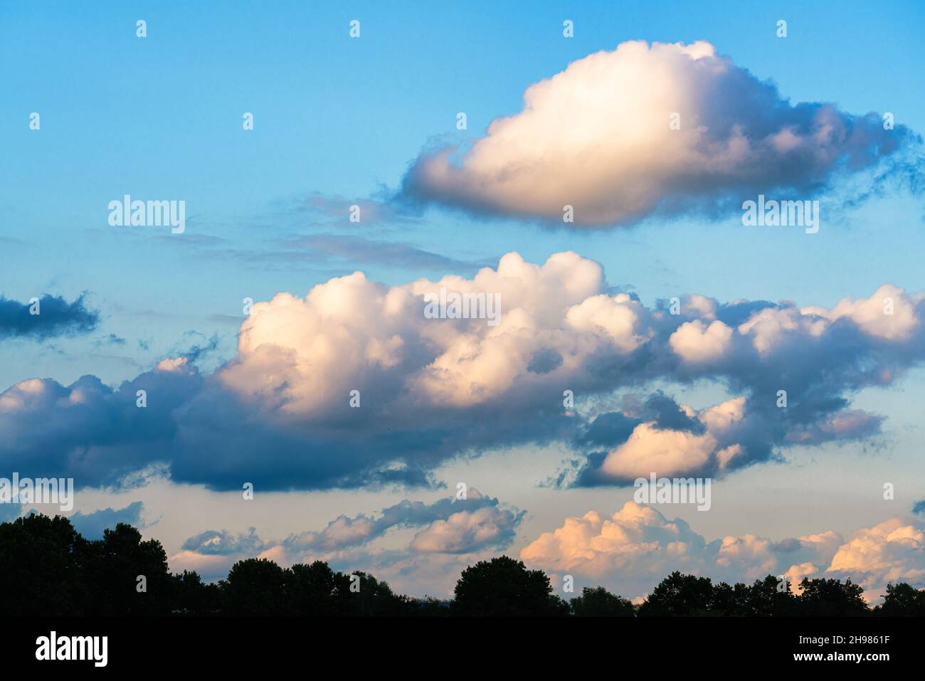Clouds lit by the setting sun hi-res stock photography and images - Alamy