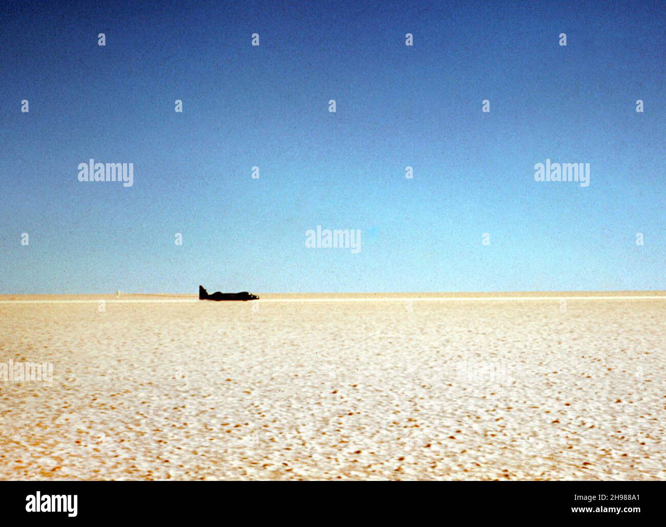 Bluebird CN7 deploying parachute at Lake Eyre, World Land Speed Record ...