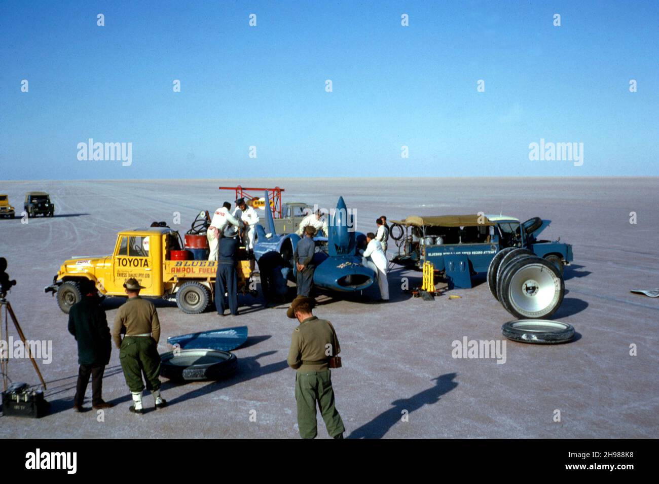 Mechanics fuelling Bluebird CN7 for Doanld Campbell's World Land Speed ...
