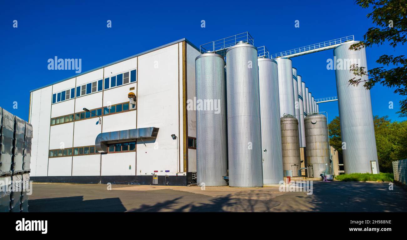 Fractional distillation hi-res stock photography and images - Alamy