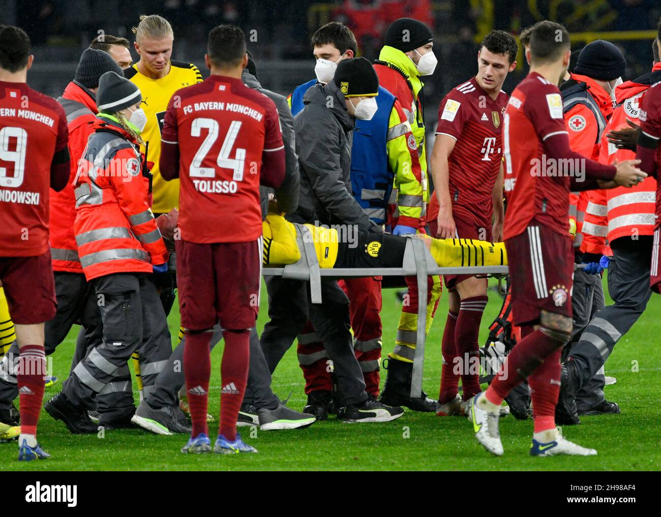 Football head on collision hi-res stock photography and images - Alamy