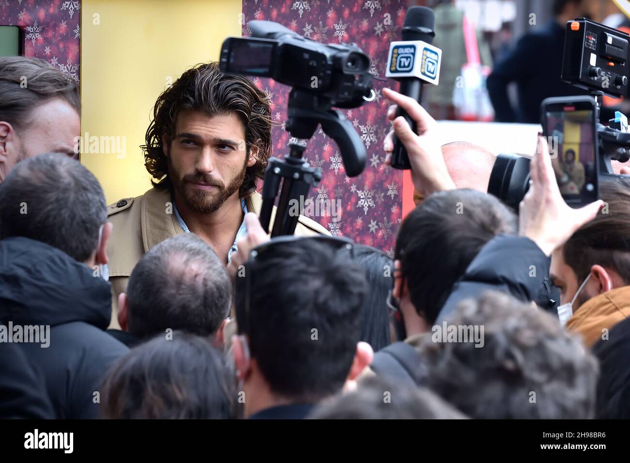 Can yaman actor hi-res stock photography and images - Alamy