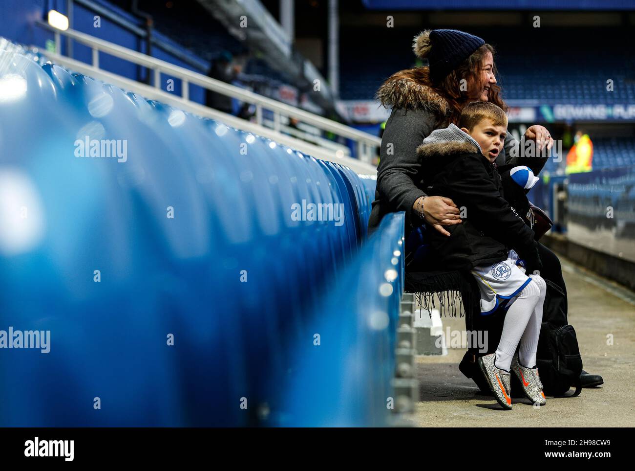 Queens park rangers fans inside the ground hi-res stock photography and ...