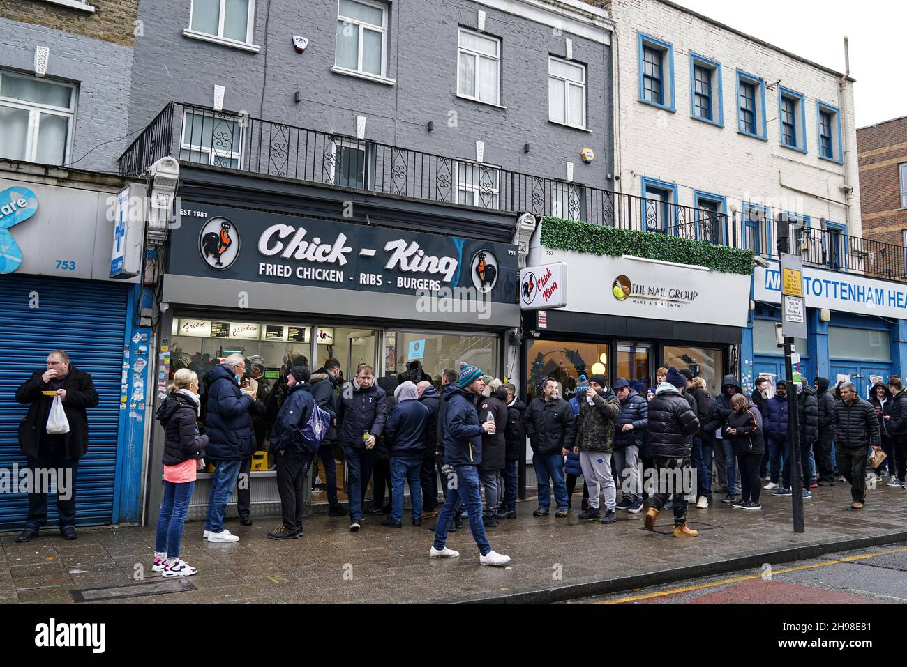 Fans queue outside football ground hi-res stock photography and images ...