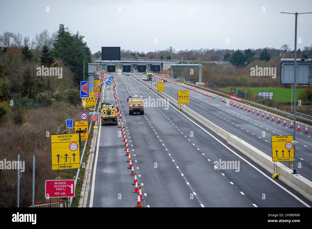 Taplow, Buckinghamshire, UK. 5th December, 2021. The M4 is closed again ...