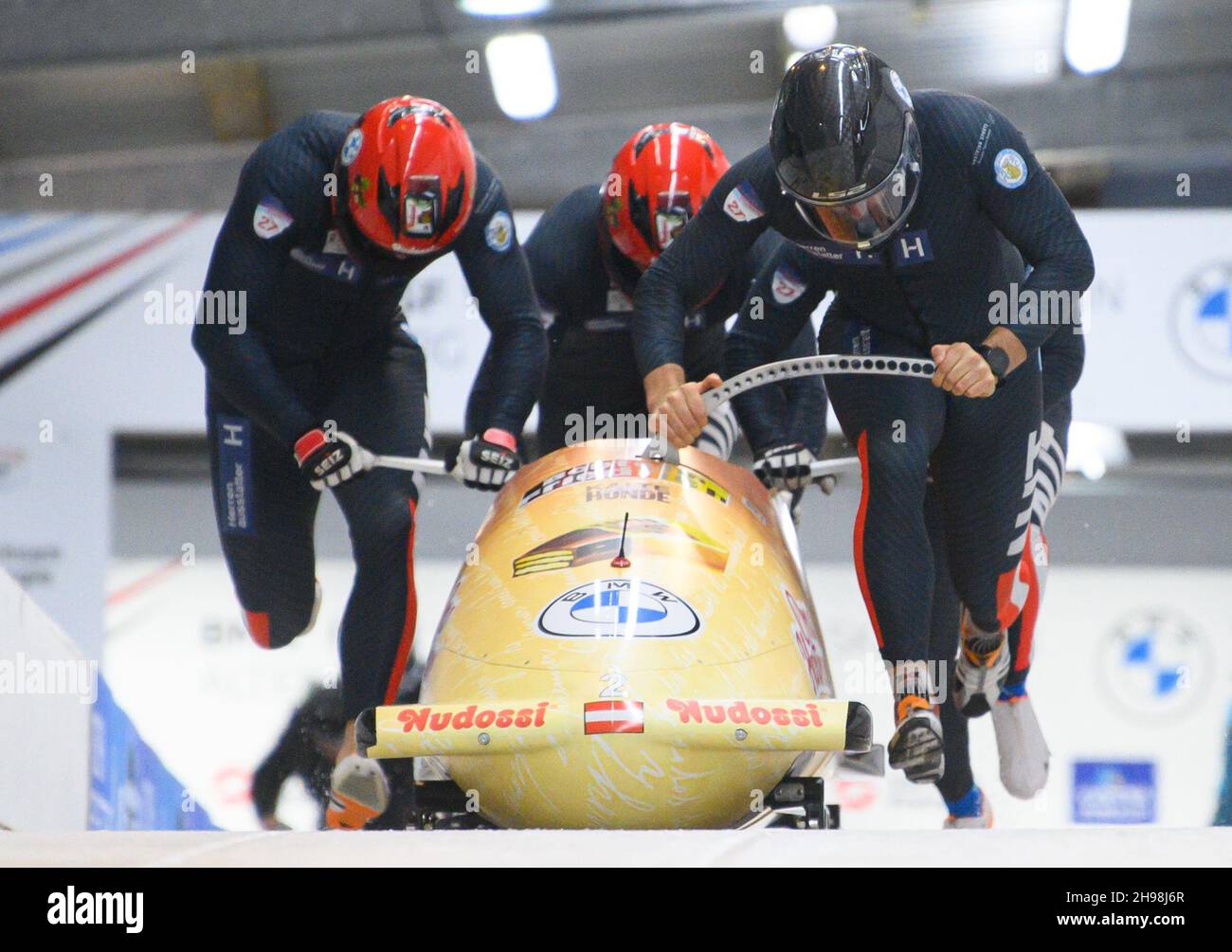 05 December 2021, Saxony, Altenberg: Bobsleigh: World Cup, four-man bobsleigh, men, first run ...