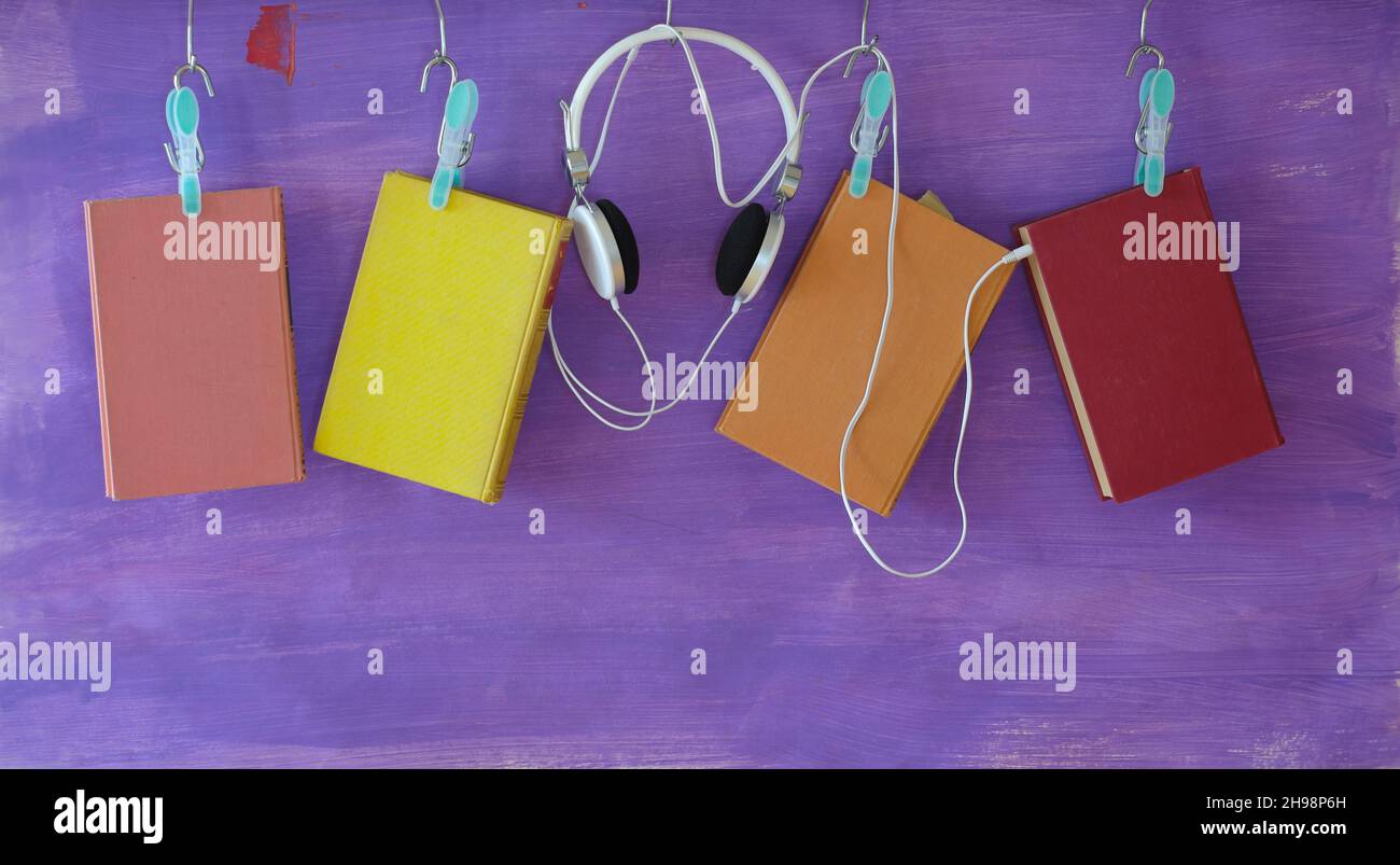 Hanging books hi-res stock photography and images - Alamy