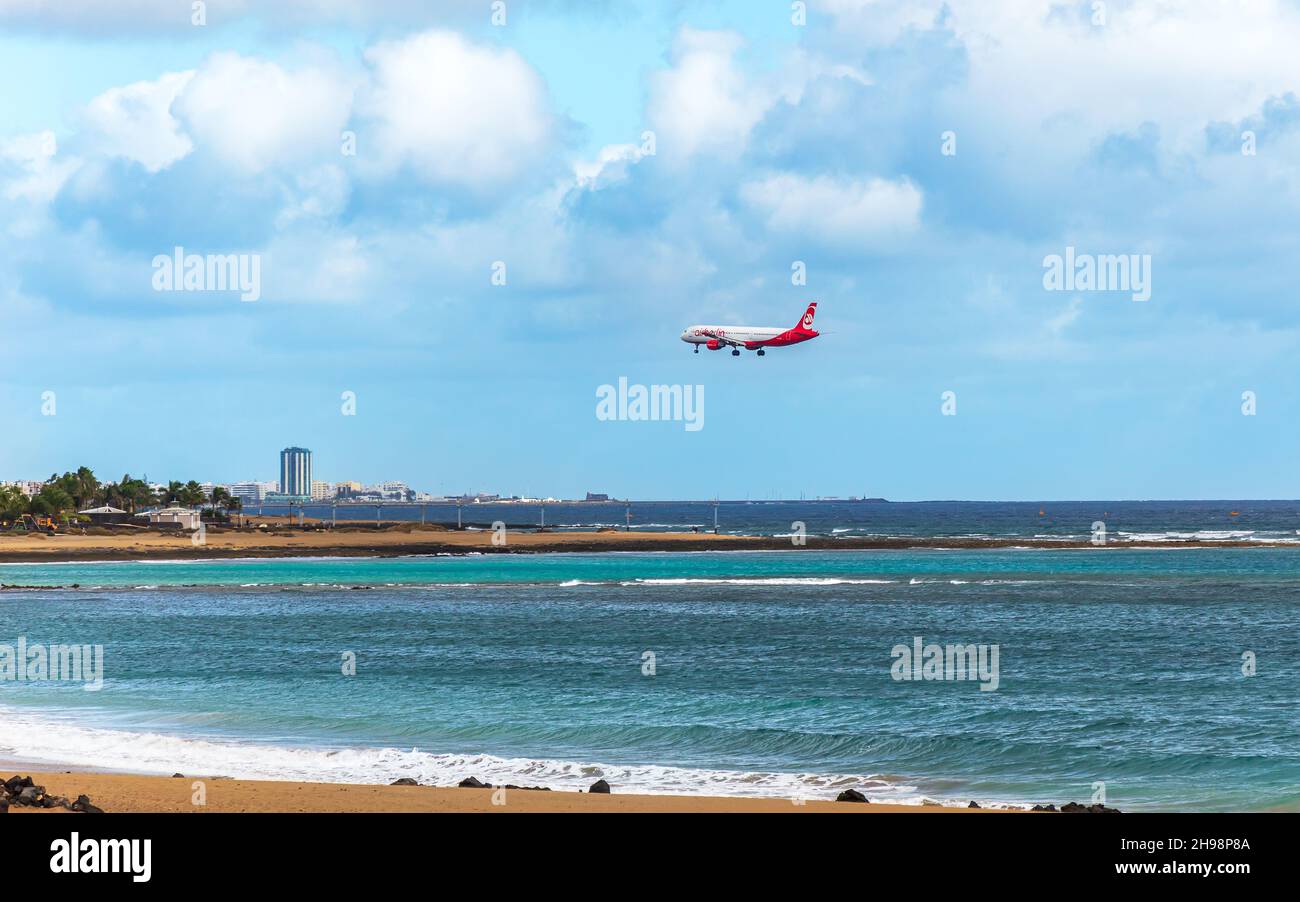 Airplane landing beach hi-res stock photography and images - Alamy